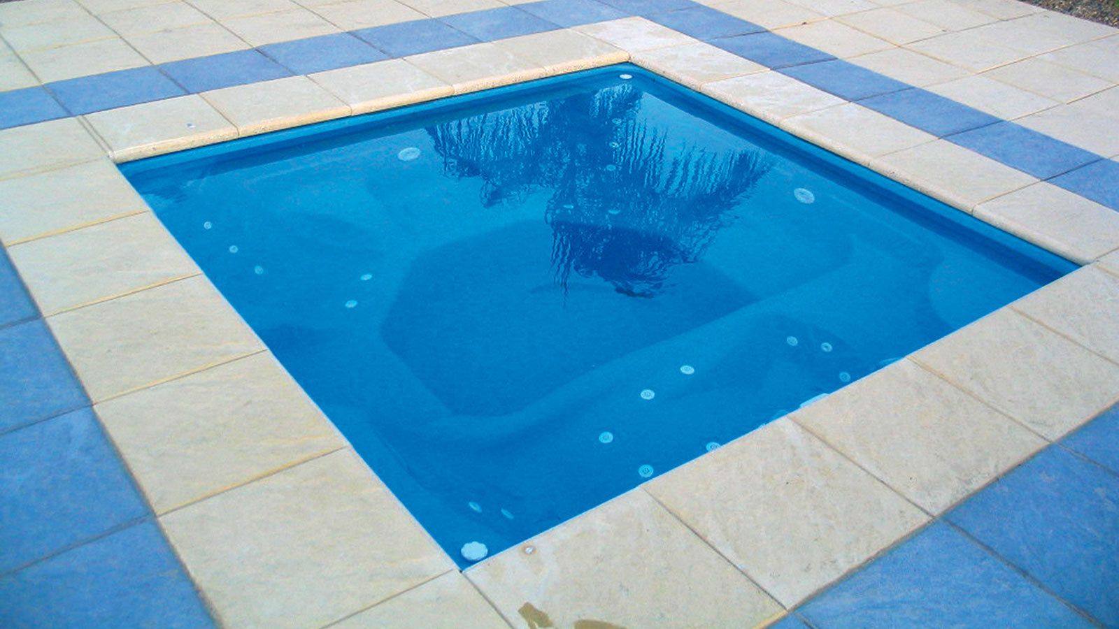 The Square Dream Spa - hot tub hydrotherapy - Imagine Pools