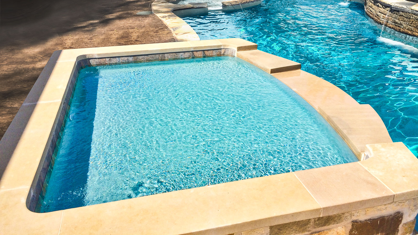 The Pearl - curved fiberglass tanning ledge - Imagine Pools