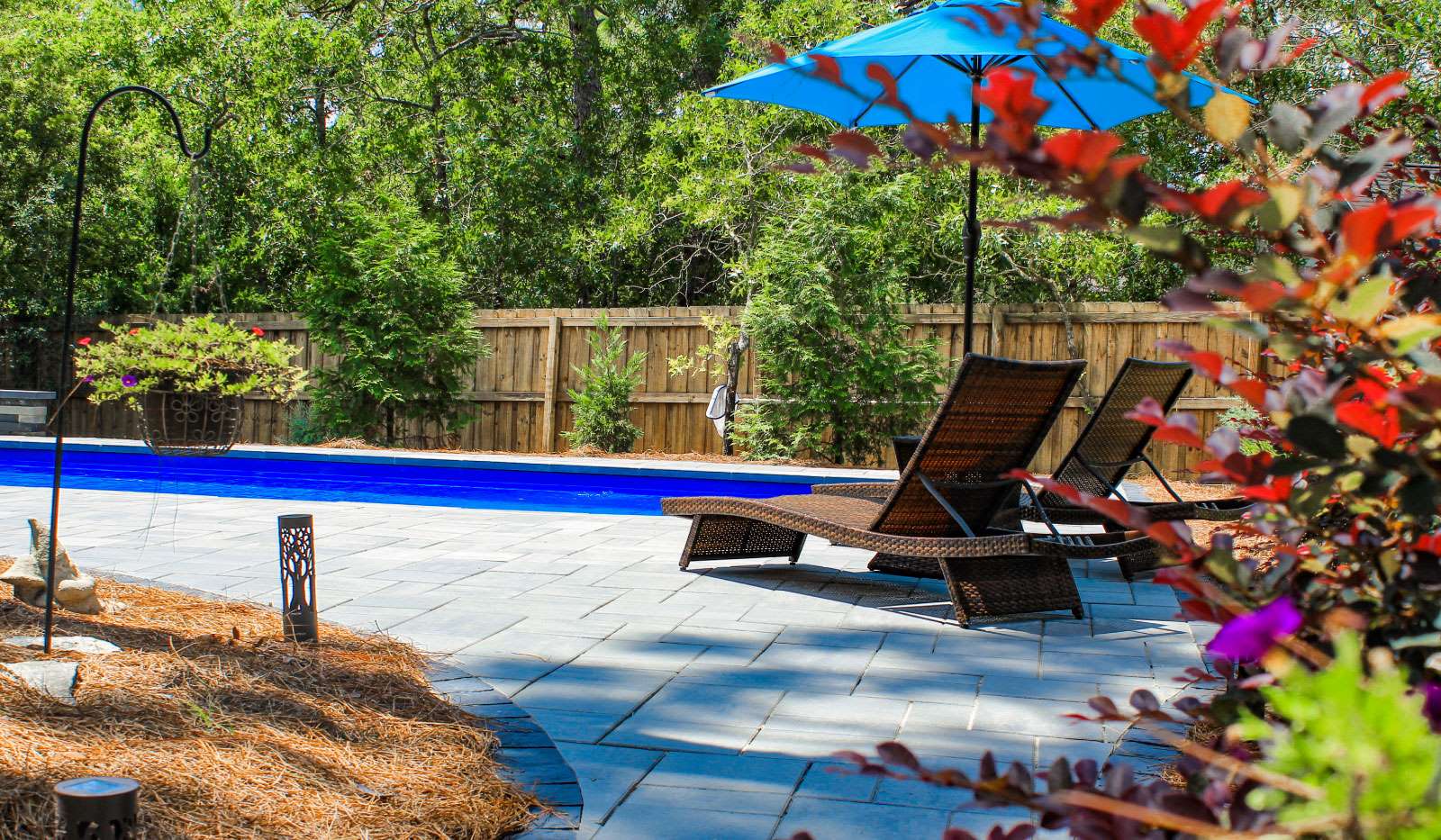Fall Poolside Retreat: How to Embrace the Beauty of Autumn
