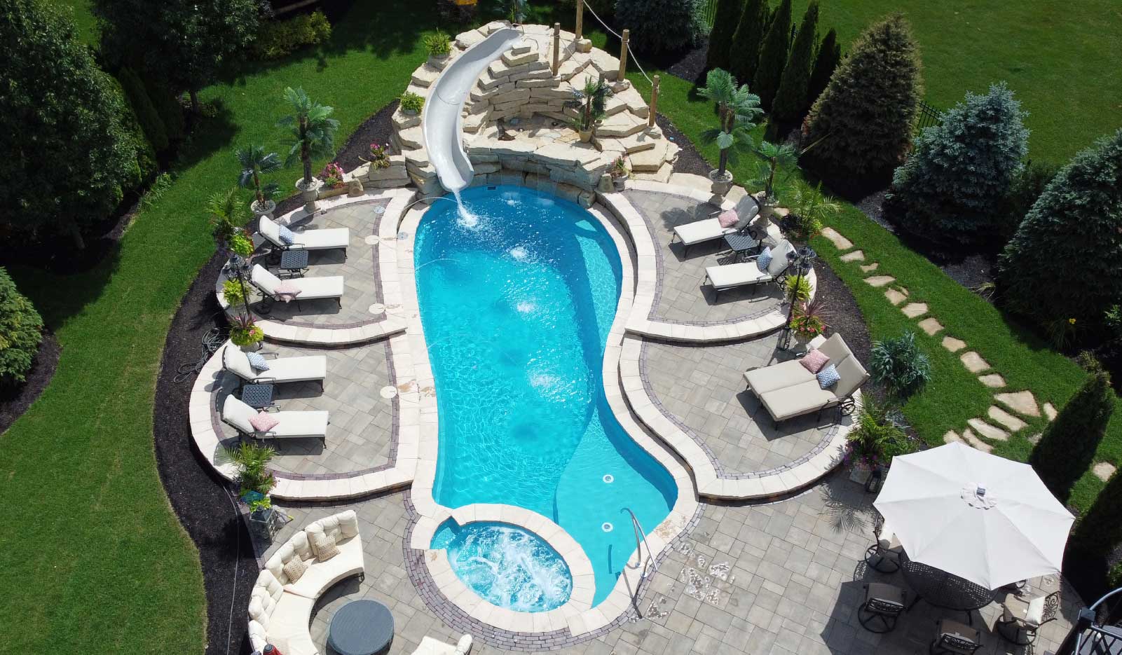 5 Essential Pool Features for Your Dream Fiberglass Pool
